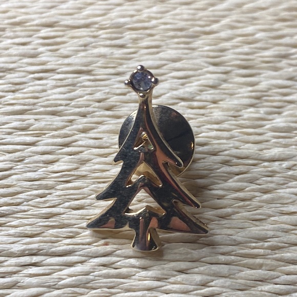 Avon | Jewelry | 25 Cute Signed Avon Christmas Tree Pin | Poshmark